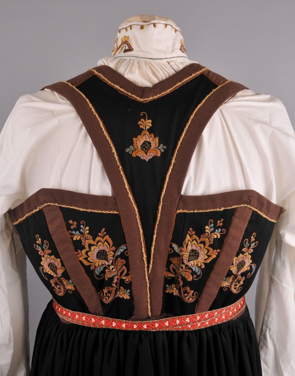 Bunad - Vest-Telemark Museum / DigitaltMuseum