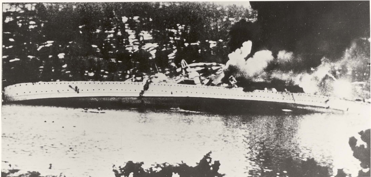 Motiv: repro av den tyske krysseren "Blucher" som vrak i Drøbaksundet ...