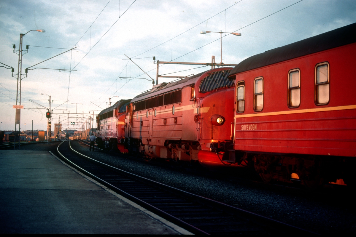 Nattog til Bodø på Trondheim stasjon med lokomotiver type Di 3 en lys ...
