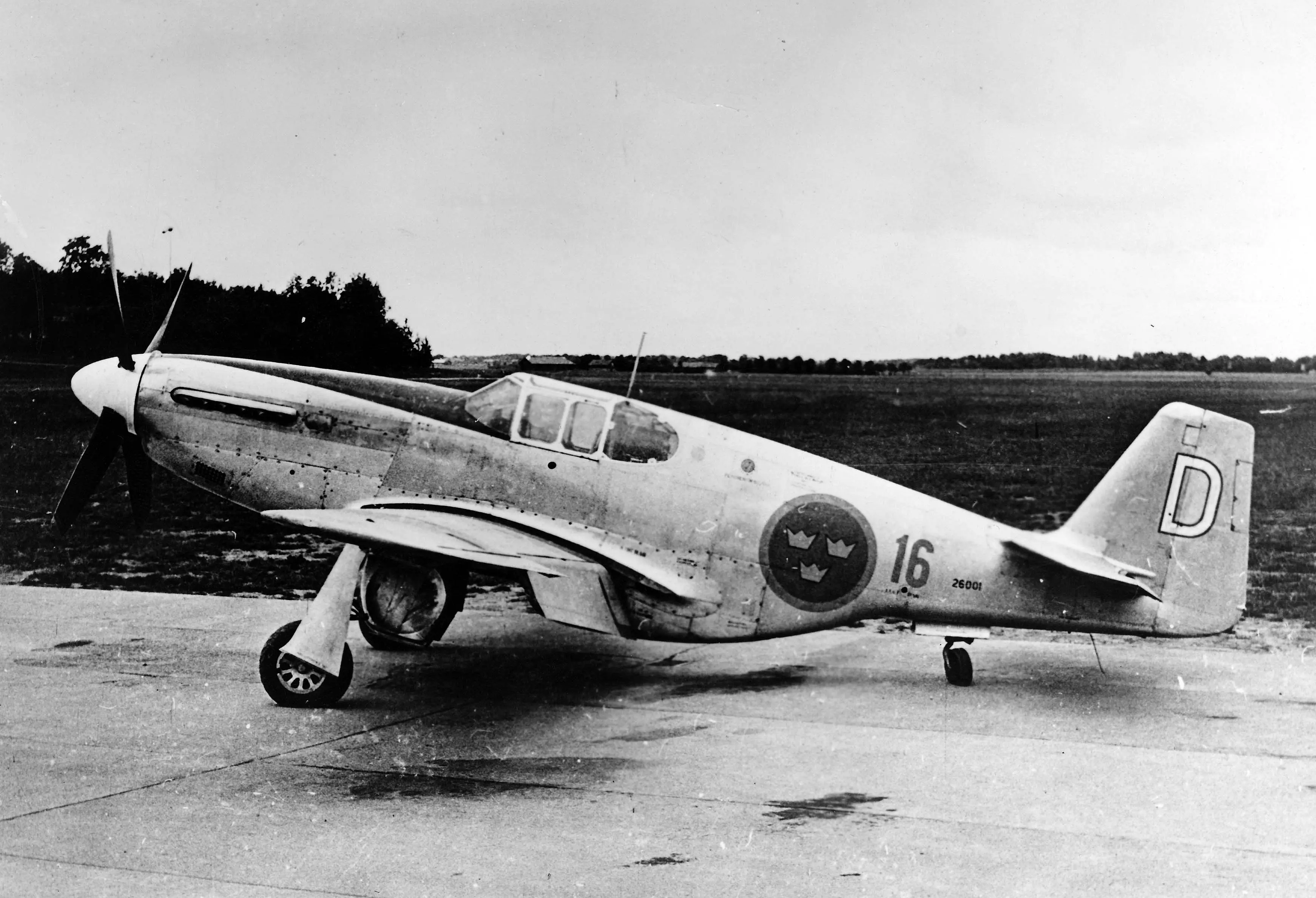 Flygplan J 26 Mustang nummer 26001 märkt F 16 står på en landningsbana ...