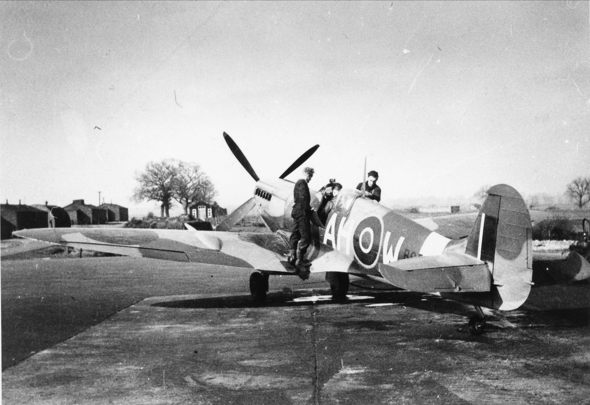 En Spitfire Mk IX fra 332 skvadronen ved North Weald. - Forsvarets ...