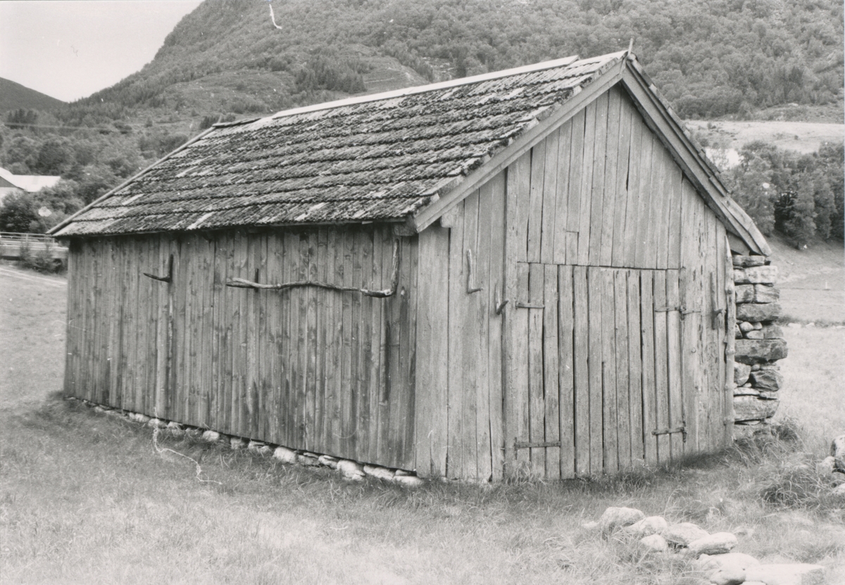 Dokumentasjonsbilder i serie av et naust ved Syvdsfjorden, mellom Eidså ...