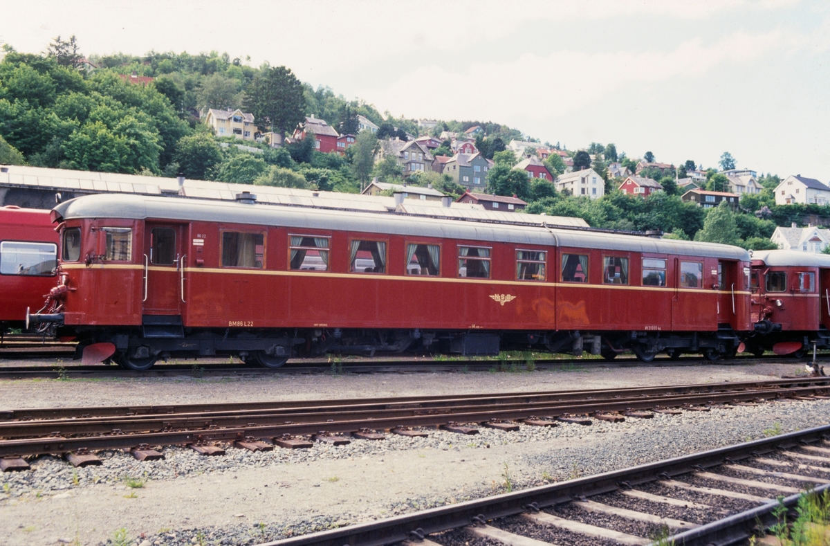 NSBs dieselmotorvogn type 86, BM86 L 22, på Marienborg i Trondheim ...
