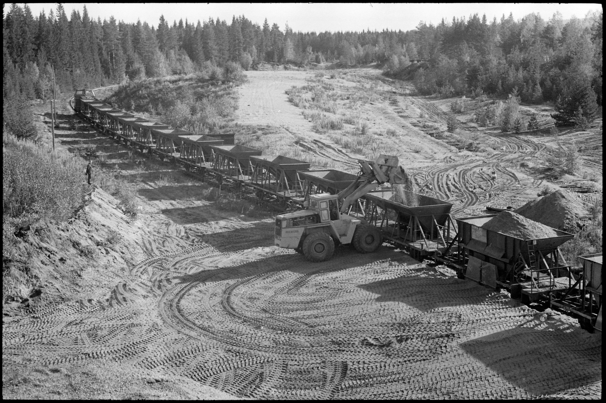 Lastning av grus i Gårdnäs grusgrop. - Järnvägsmuseet / DigitaltMuseum