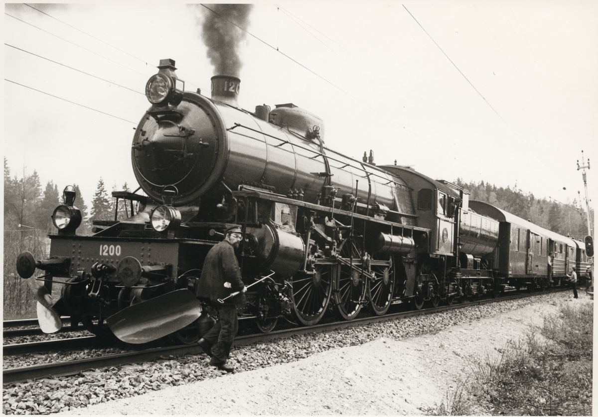 Statens Järnvägar, SJ F 1200. Ånglok och personal med personvagnar och ...