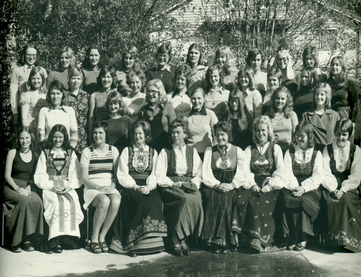 Buskerud kvinnelige husflidsskole 1974, 1. rekkje frå v.: Helle Paulsen ...