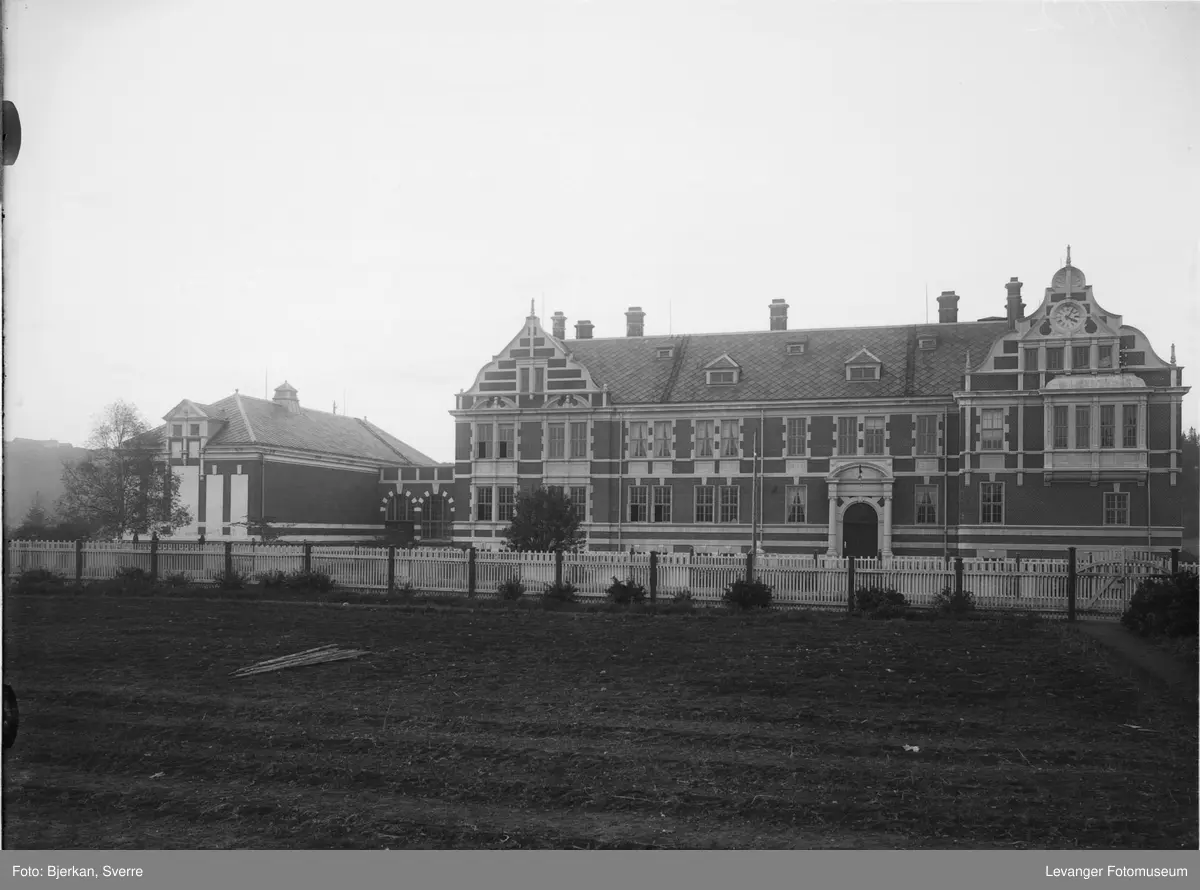 Gamle Levanger lærerskole, nå videregående skole, - Levanger Fotomuseum ...
