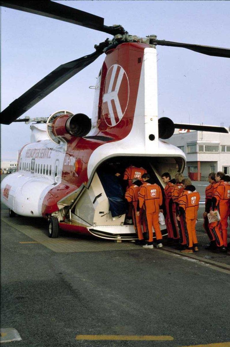Helikopter på bakken, LN-OMK Boeing Vertol 234 Chinook, Helikopter ...