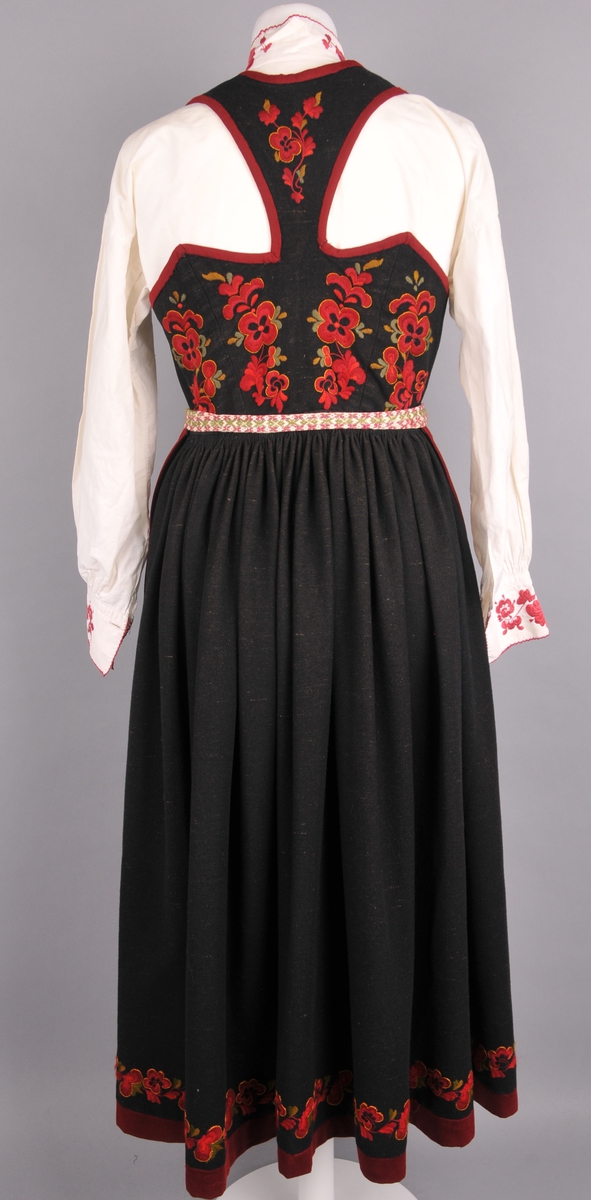 Bunad - Vest-Telemark Museum / DigitaltMuseum