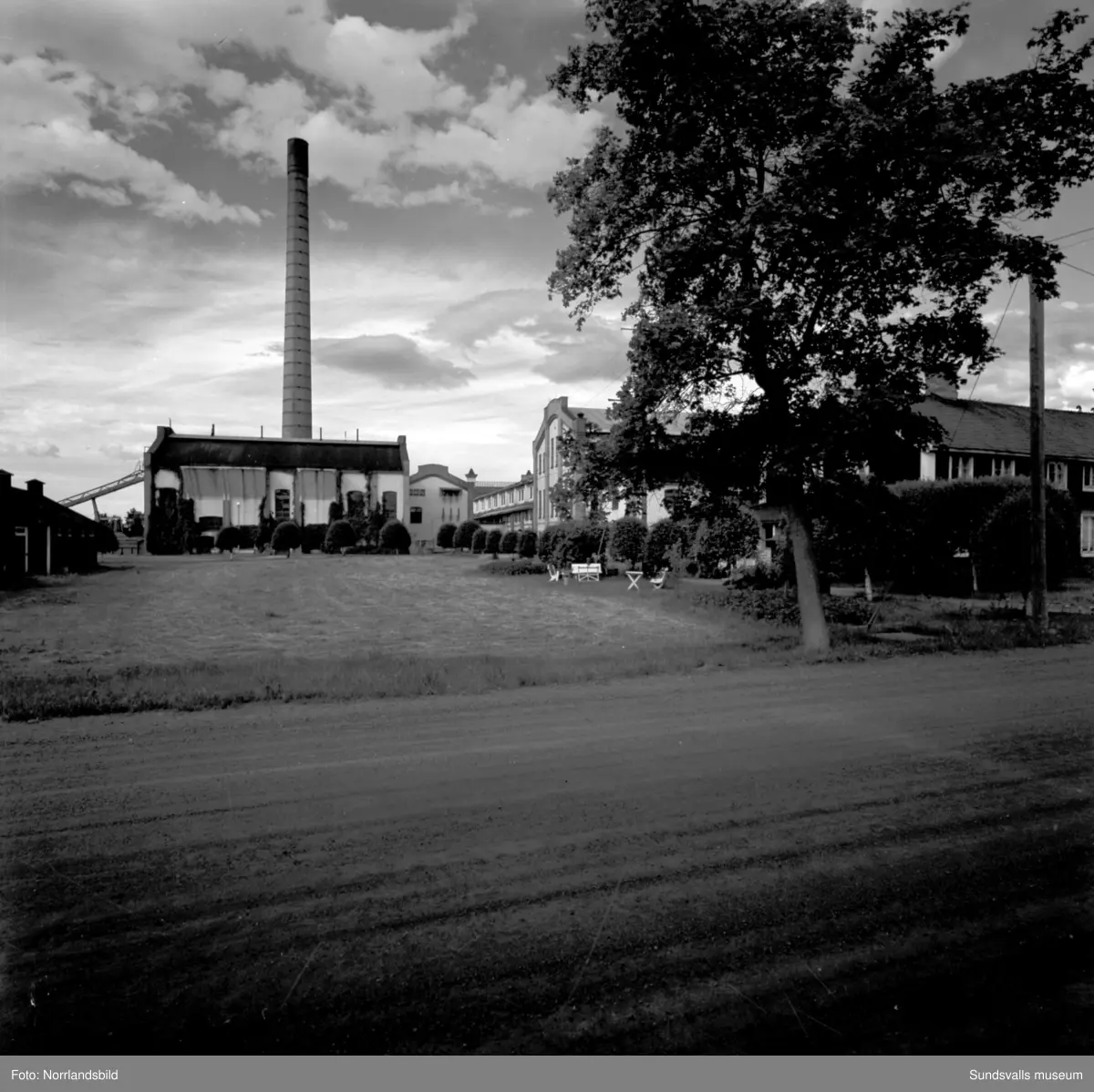 Exteriörbilder från Matfors pappersbruk. Fabriken, herrgården med flera ...