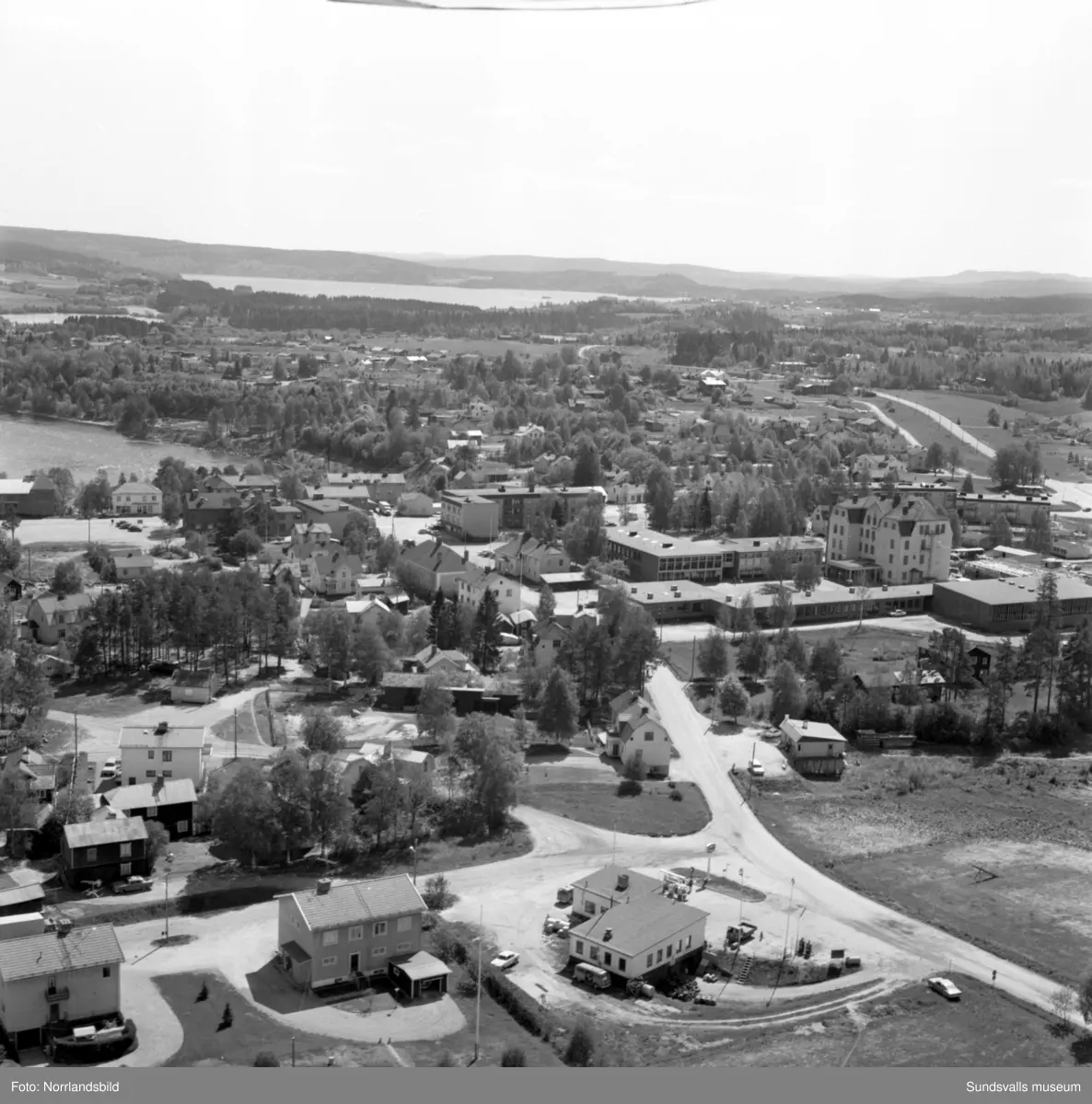 Flygfoton över centrala Matfors, södra sidan av Ljungan. Sköle-området ...