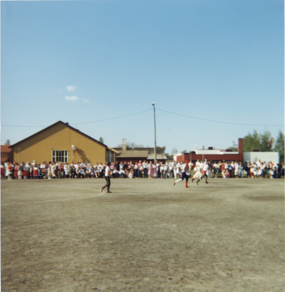Fotballkamp mellom lærere, elever og foreldre på Gjerdrum barneskole ...