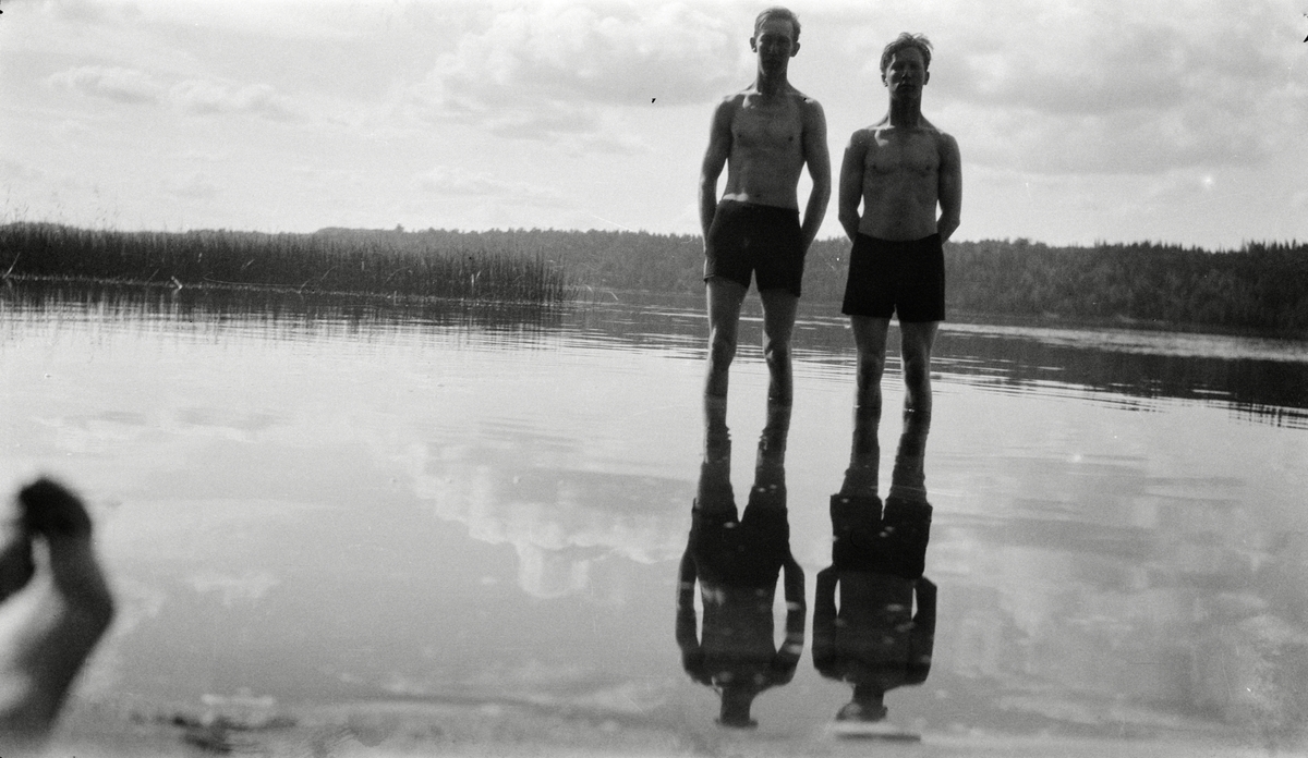 Badande pojkar i Timmersdala - Västergötlands museum / DigitaltMuseum