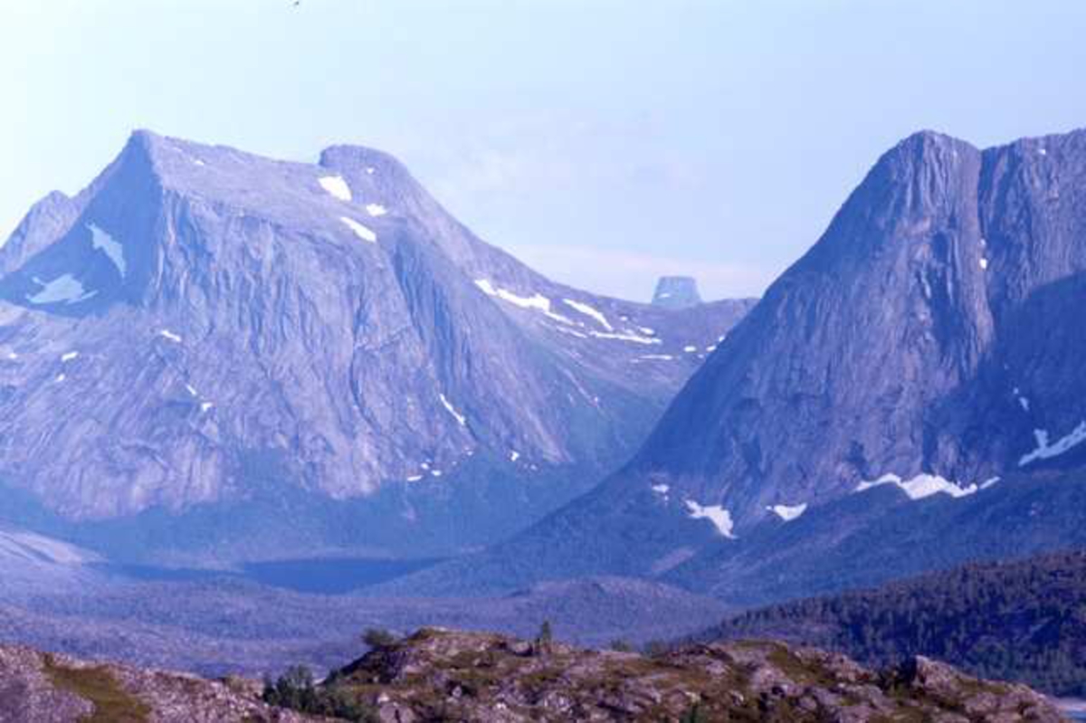 Efjorden ved Skarstad. Stetind i bakgrunnen. Kuglhornet til venstre ...