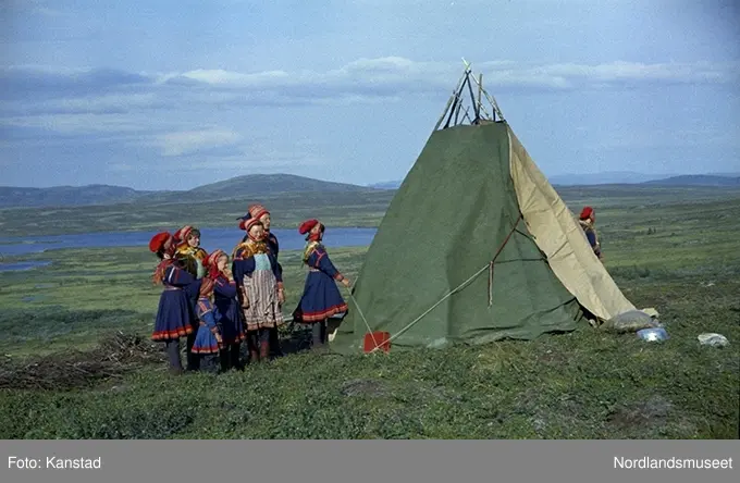 Landskap, lavvo, samer, nasjonaldrakt - Nordlandsmuseet / DigitaltMuseum